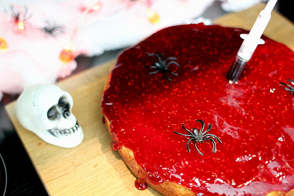 Uhyggelig Halloween Kage med "blodsirup"...