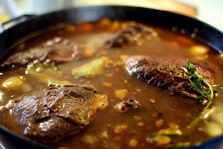 Opskrift på de møreste kalvekæber med mos og gremolata...