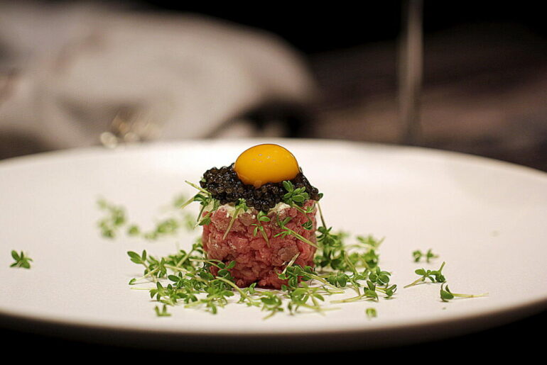 Nytårsmad: Tatar med ægte caviar - creme fraiche og vagtelæg