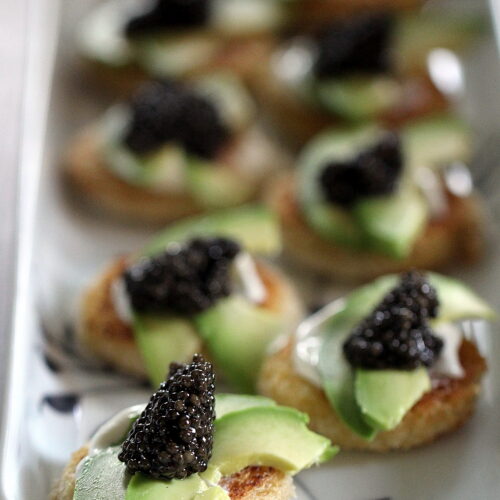 Nytårsmenu: Canapé med avocado og ægte caviar