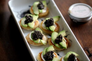 Nytårsmenu: Canapé med avocado og ægte caviar