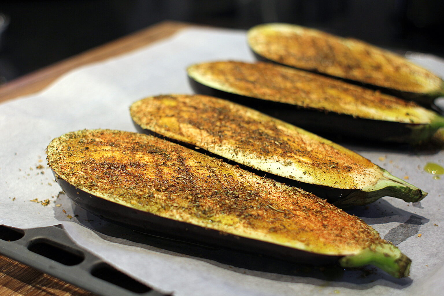 Opskrift på bagte auberginer med tomatsauce og ost