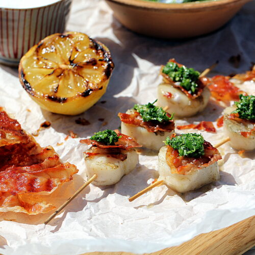 Opskrift på grillet kammusling med parmaskinke med gremolata
