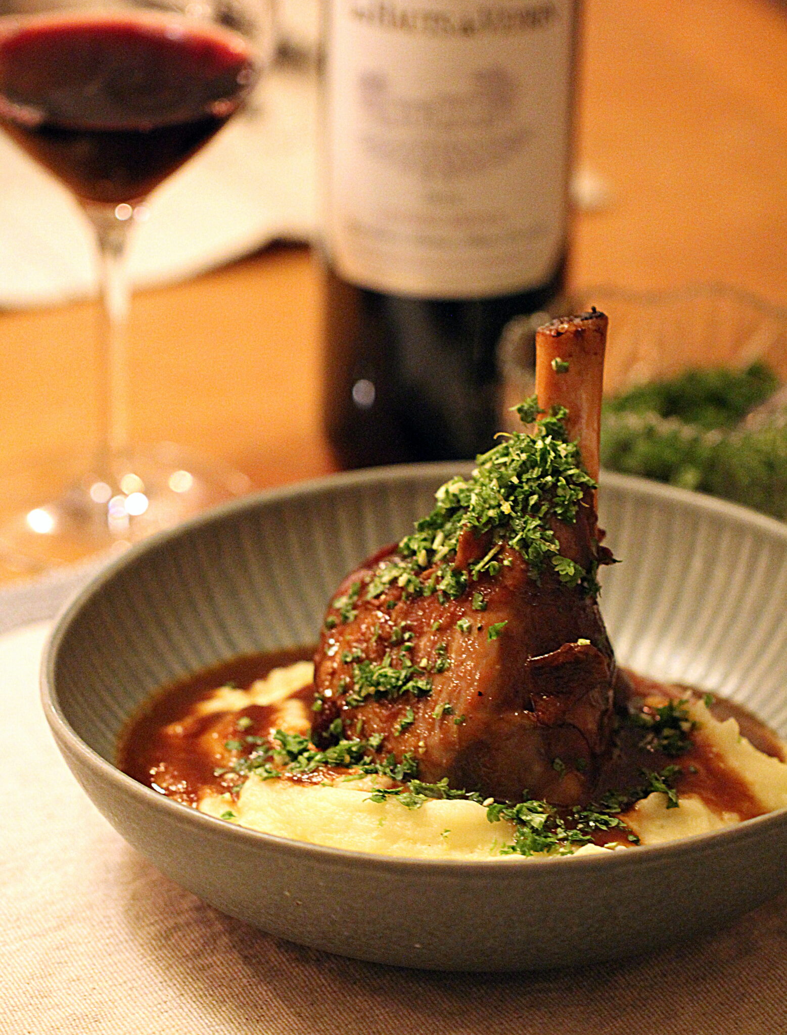 Opskrift på langtidsstegt lammeskank med kartoffelmos og gremolata ...