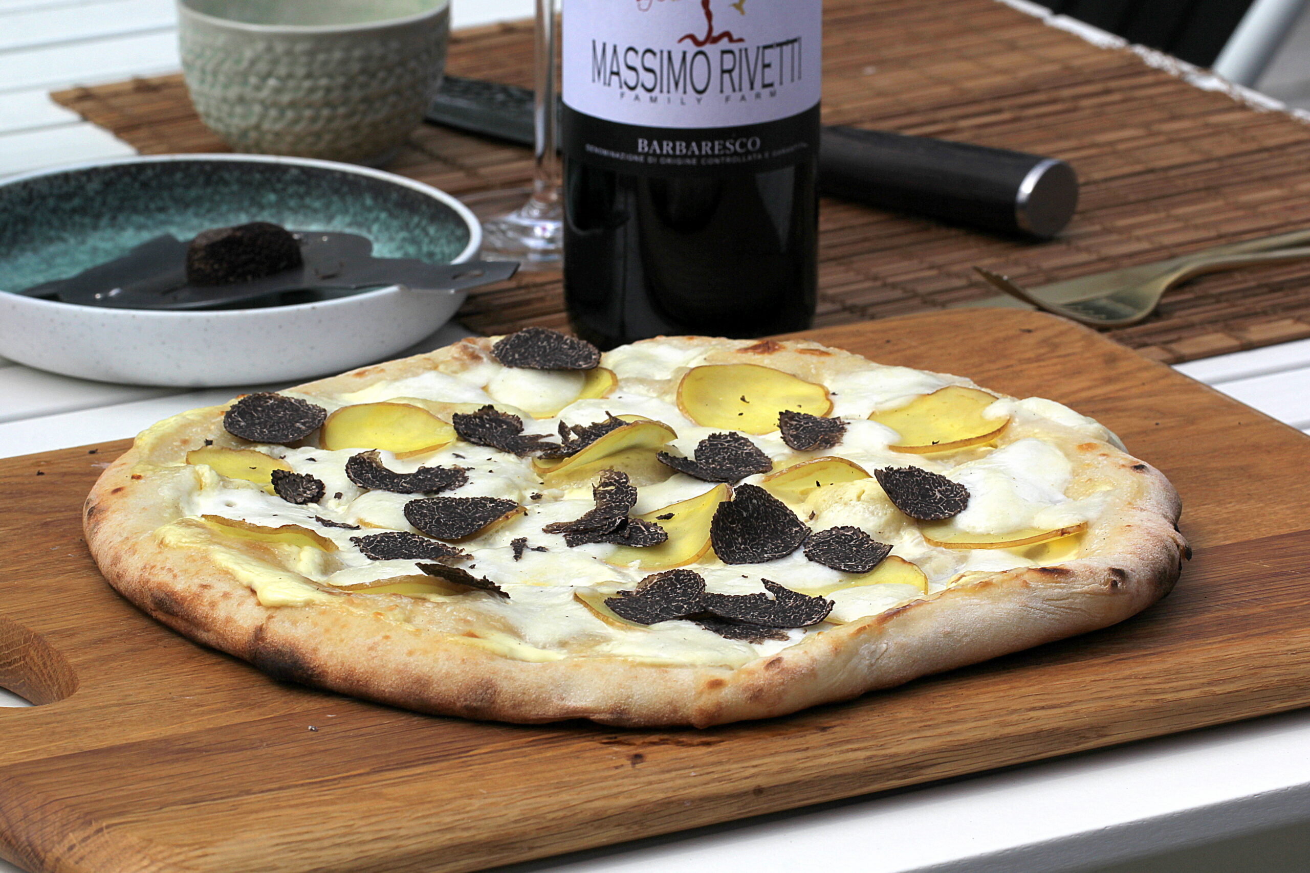 Opskrift på nem pizza bianco med kartoffel, jomfruolivenolie og trøffel