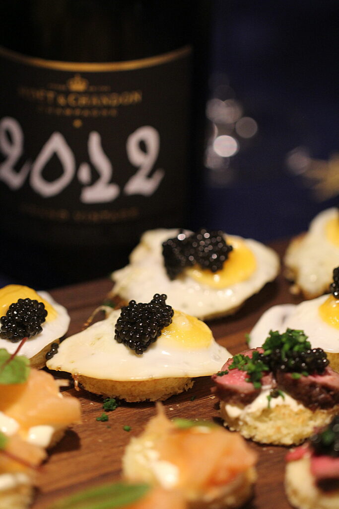 Nem snack til fest, fødselsdag eller nytår: Blinis med vagtelæg og caviar
